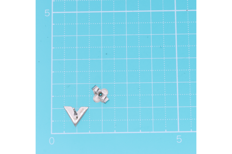 Louis Vuitton Essential V Ohrstecker silberfarben M63208